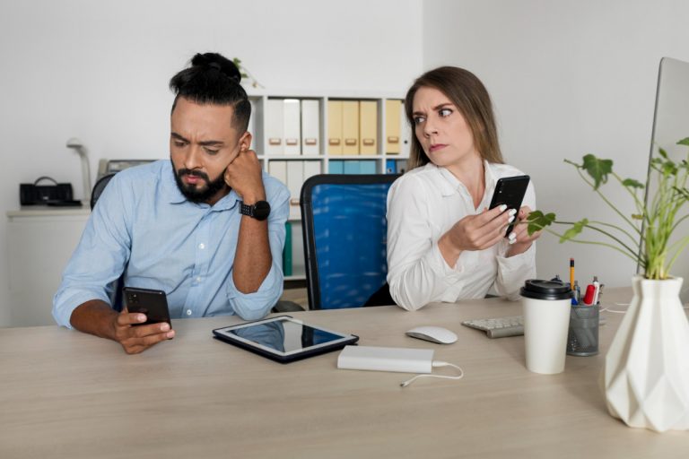 How to Stop Employees From Using Cellphones at Work - StartUp Mindset